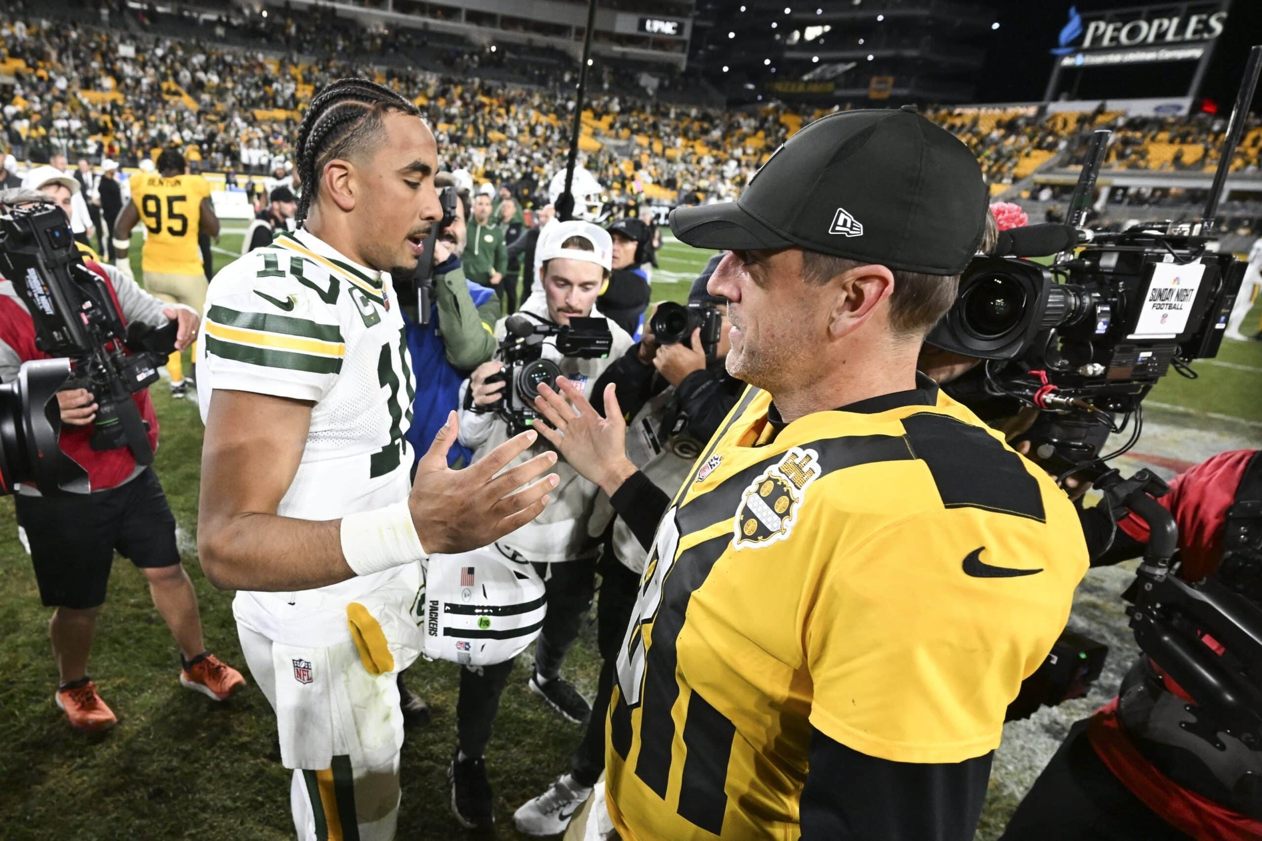 Camera catches angry Aaron Rodgers’ behavior after DK Metcalf’s TD drop ...
