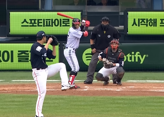 문동주, 힘 빠진 KS 데뷔전서 8km 구속 하락… LG의 ‘160km 맞춤 훈련’에 완벽 공략에 당해