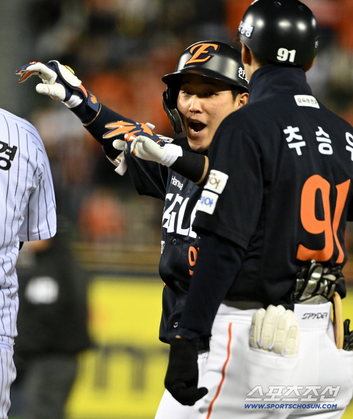 Hwang Young-mook hits the leadoff batter in the first inning!