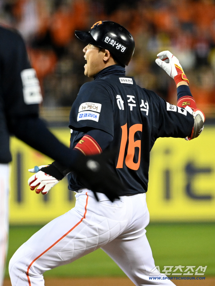 Cheering Ha Joo-seok, a timely RBI bam!
