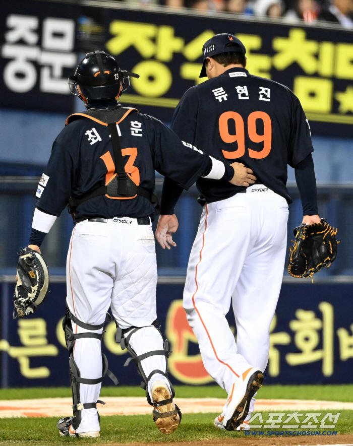 Choi Jae-hoon's touch to comfort Ryu Hyun-jin
