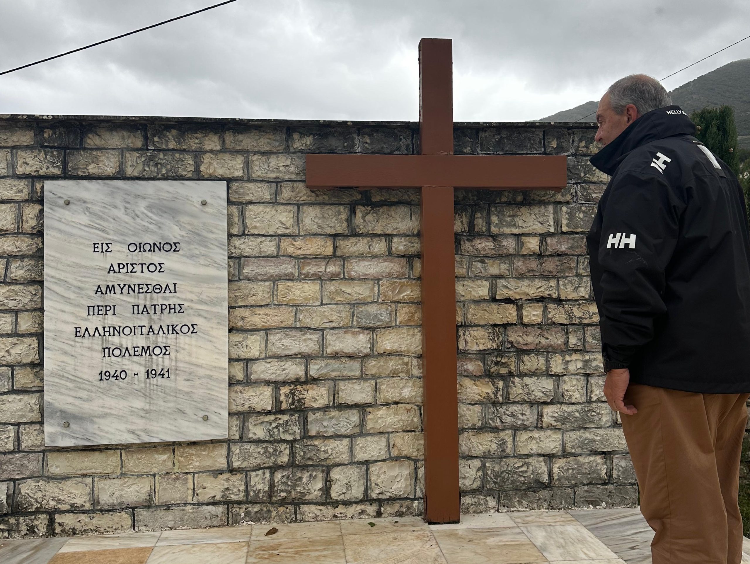 Στη Βόρεια Ήπειρο ο Κώστας Καραμανλής – Απέτισε φόρο τιμής στα μνημεία ...