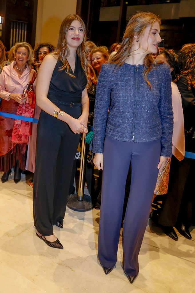 Nuestros expertos analizan los looks de la reina Letizia, Leonor y Sofía en Asturias: "No dejan ...