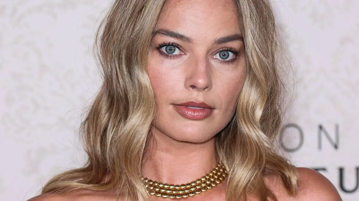 Margot Robbie wows in risqué black lace at late-night appearance