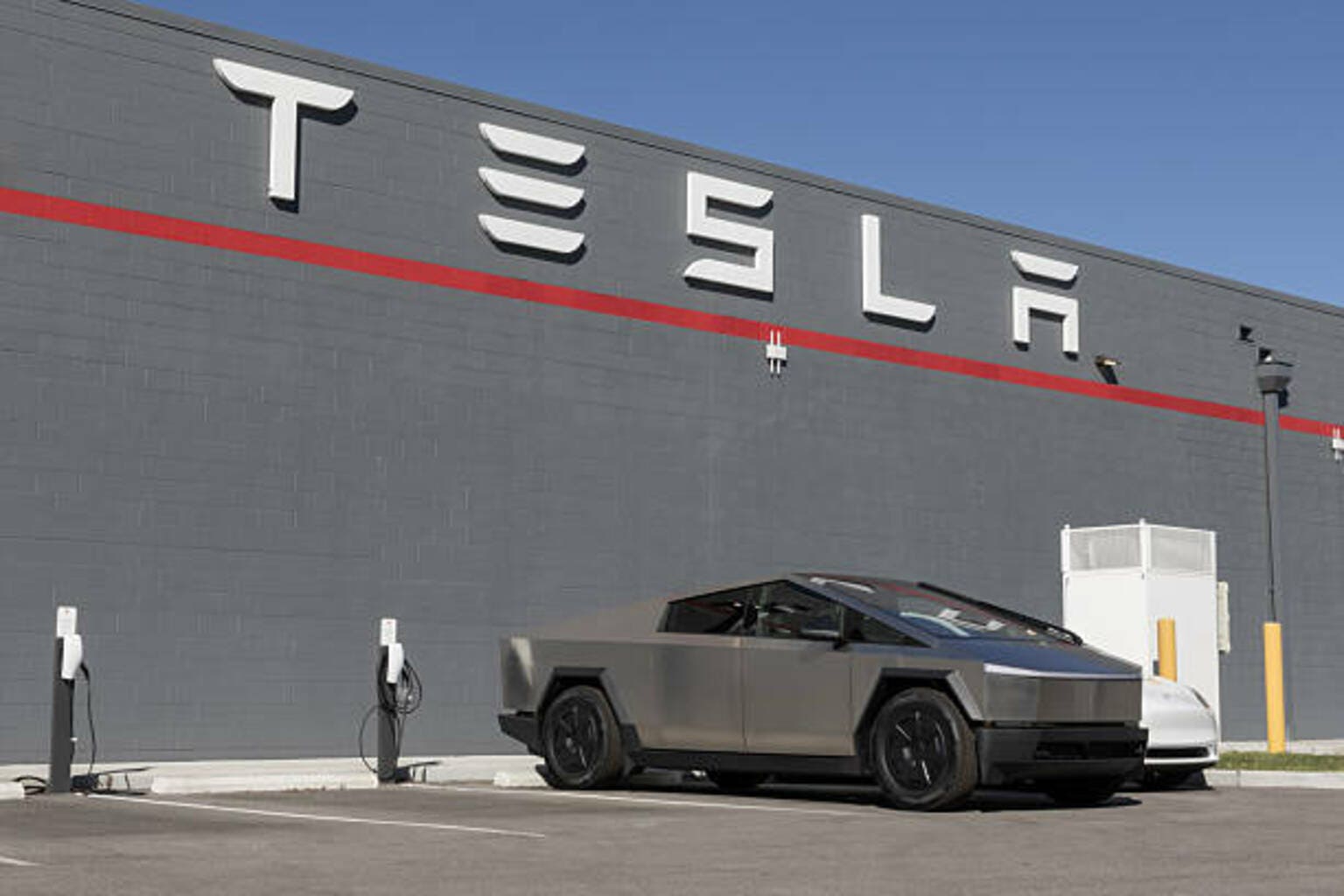 Tesla board rallies investors behind Musk's $1 trillion compensation ...