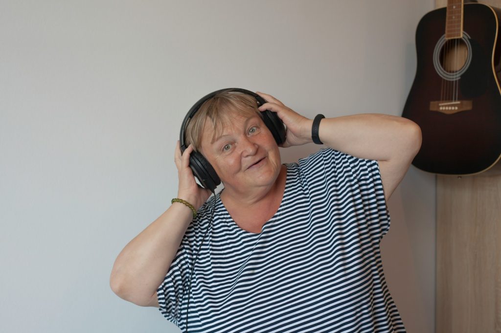 Study finds listening to music reduces dementia risk for elderly