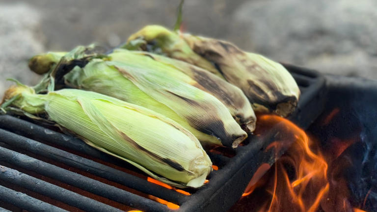 Husk On Or Off? Here's How You Should Be Grilling Corn On The Cob