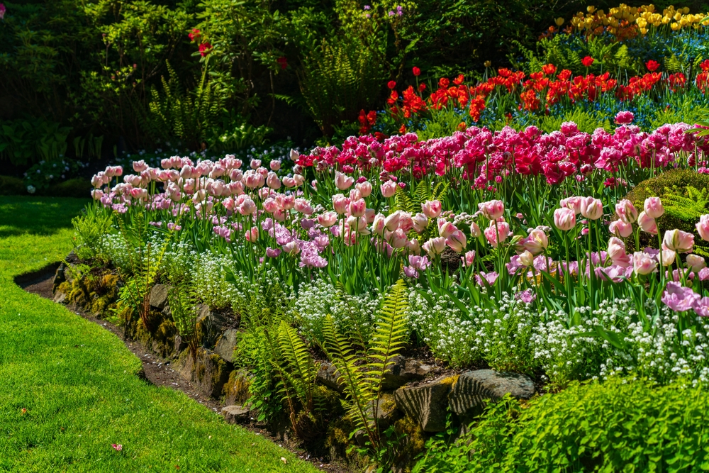 17 garden getaways that feel calm, colorful, and easy to plan