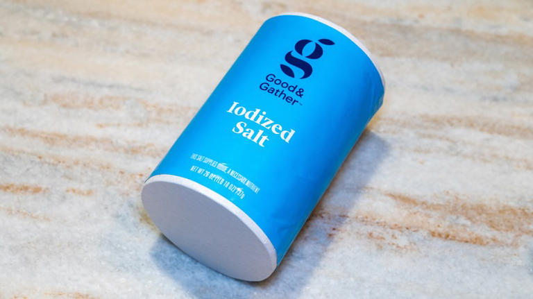 12 Mistakes Chefs See Everyone Make When Cooking With Salt