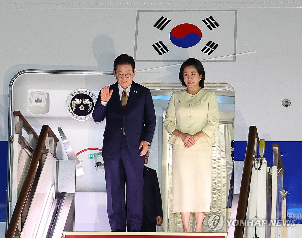 (LEAD) Lee returns home from ASEAN summit, set for APEC gathering
