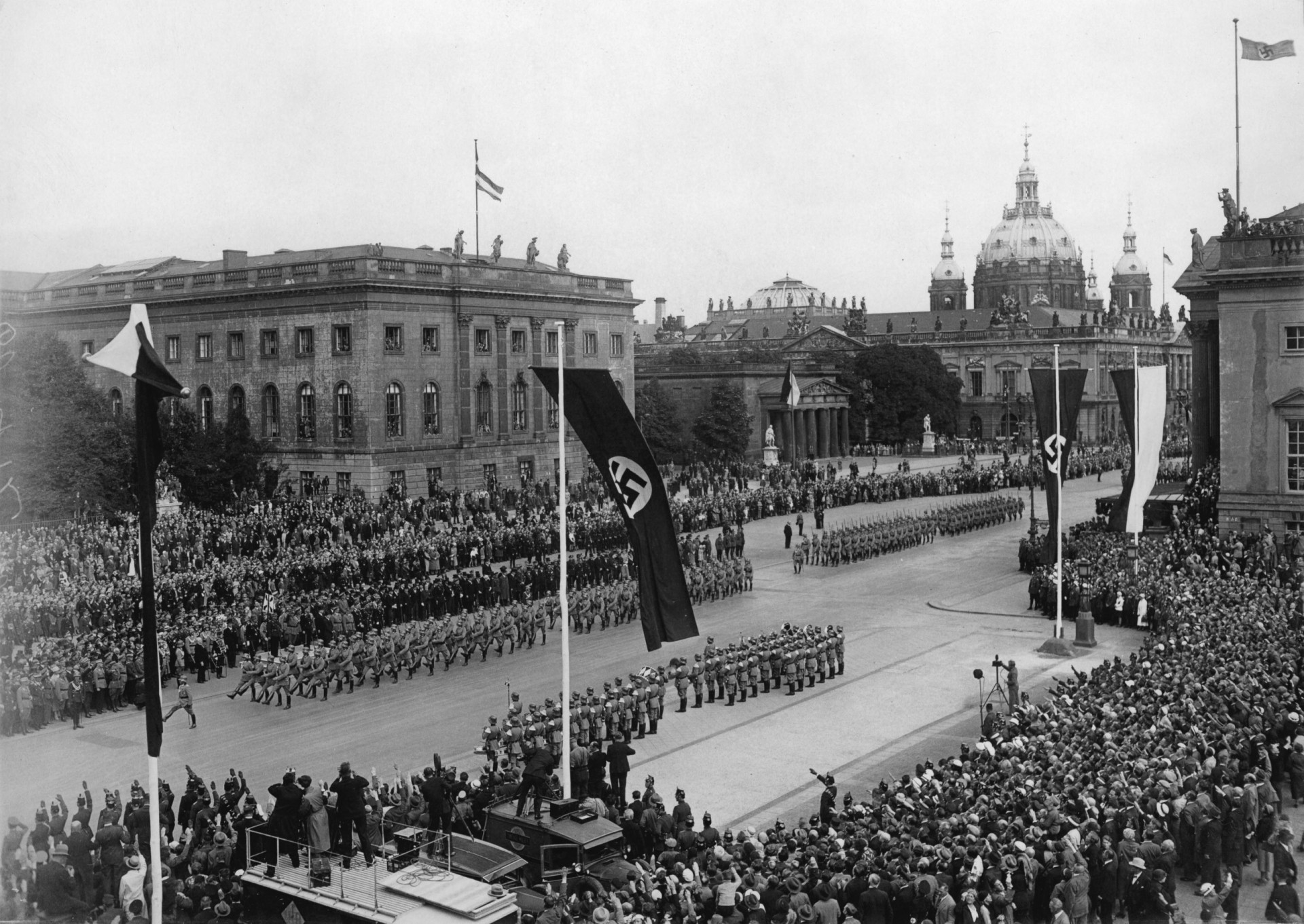 Il passato oscuro della Fanta: la bibita amata dai nazisti e il ruolo ...