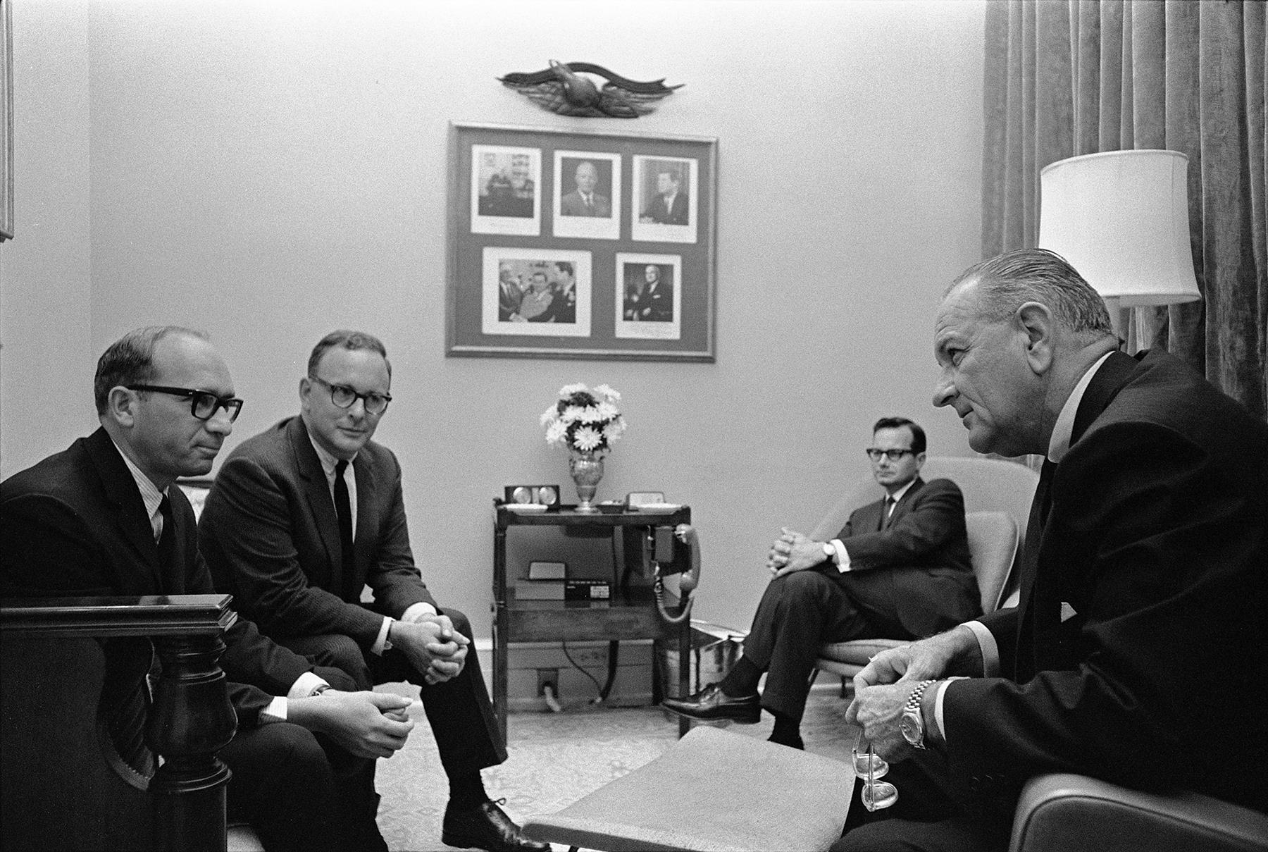 Sid Davis, radio reporter who covered JFK assassination, dies at 97