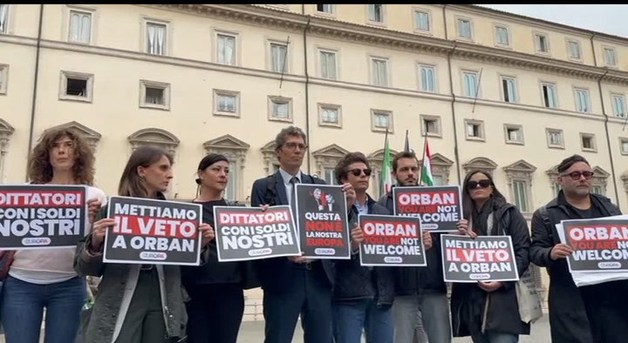 Flash-mob davanti a Palazzo Chigi: "Mettiamo il veto a Orban"