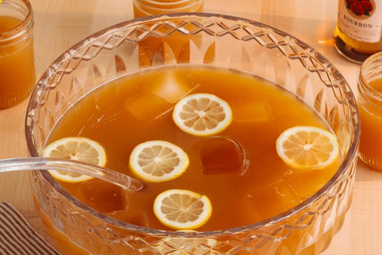 How to make a bourbon cider punch ideal for fall hosting