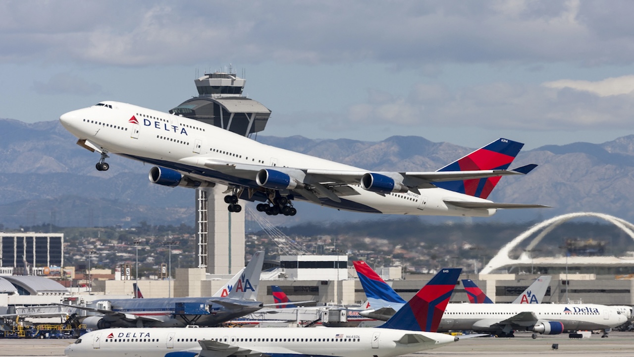 This Delta flight's mystery odor was so bad the pilots had to put on ...