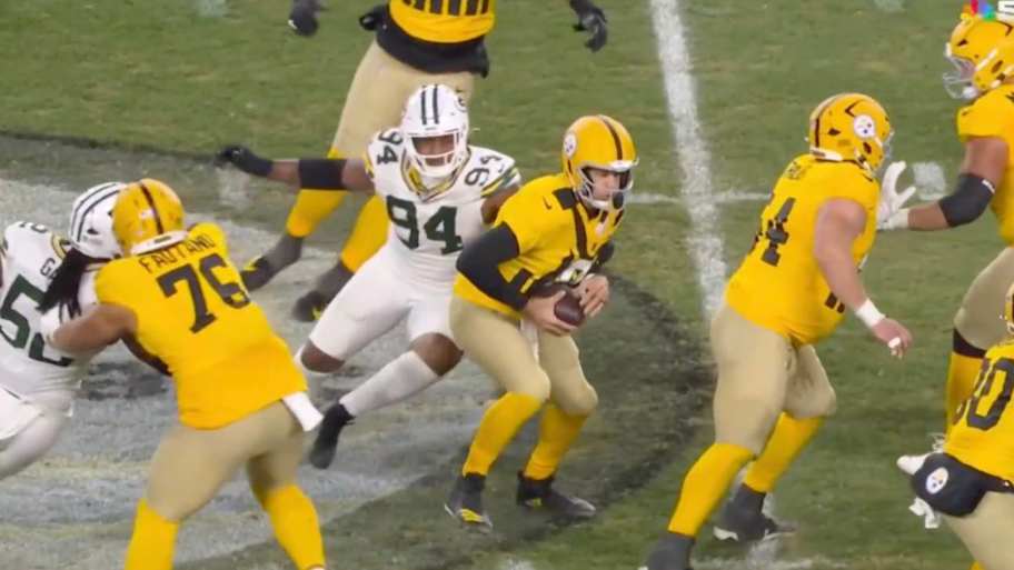 Aaron Rodgers Found Sneaky Way to Avoid Sack With Controversial Play vs ...