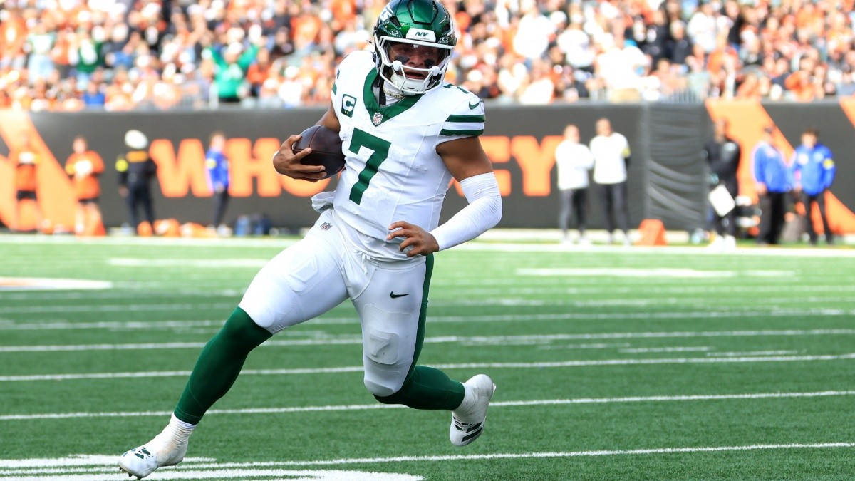 NFL: Jets QB Justin Fields Breaks Down in Tears After NY's First Win of ...