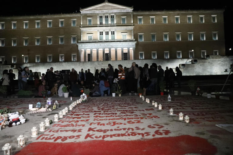 Ο Πάνος Ρούτσι βρέθηκε ξανά στο Σύνταγμα – Κεράκια και τραγούδια στο ...