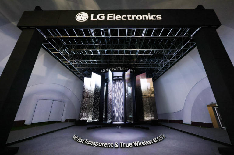 “하늘에 떠오른 투명 TV 샹들리에” LG, APEC 정상회의서 세계 최초 ‘올레드 T 샹들리에’ 공개