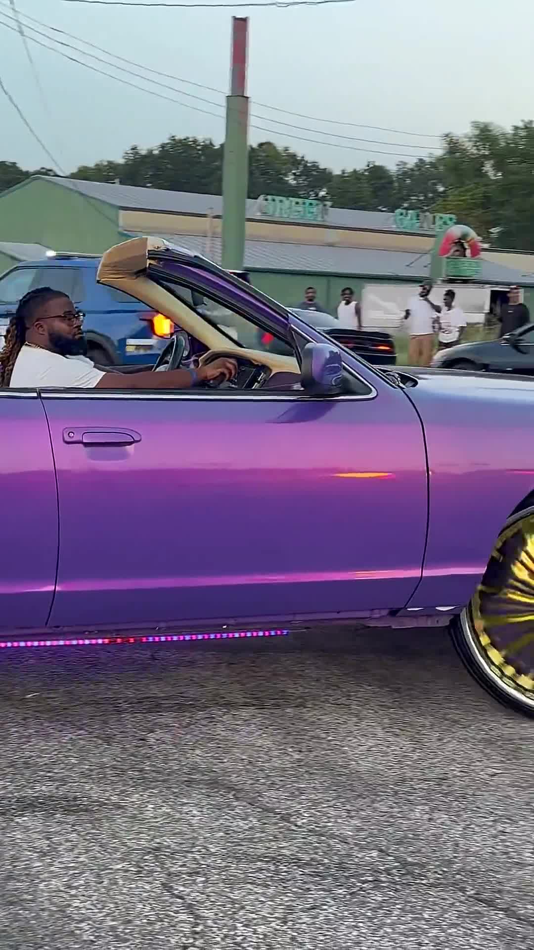 Drop top Ford Crown Vic on 26” DUB floaters