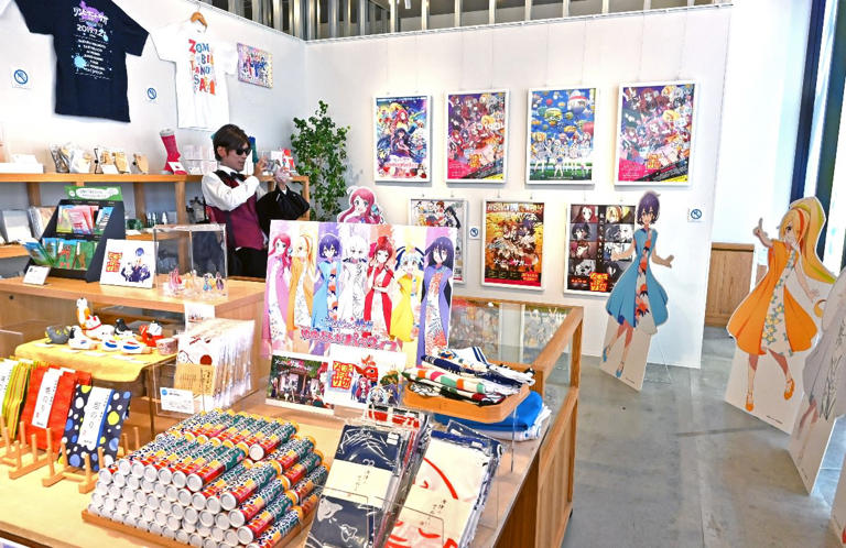 劇場版『ゾンビランドサガ』コラボ熱く SAGAMADO店内にずらり、村岡屋「さが錦」特別パッケージ販売