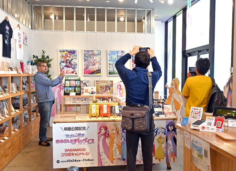 劇場版『ゾンビランドサガ』コラボ熱く SAGAMADO店内にずらり、村岡屋「さが錦」特別パッケージ販売