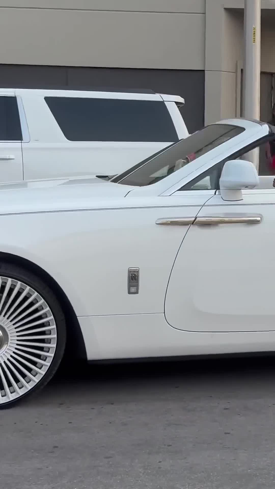 White Rolls-Royce Dawn on 24’s Riding