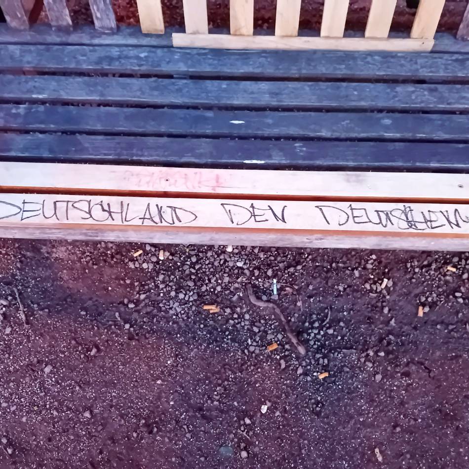 Rechtsradikale Schmierereien – und Angriff bei Demo auf Pressefotograf