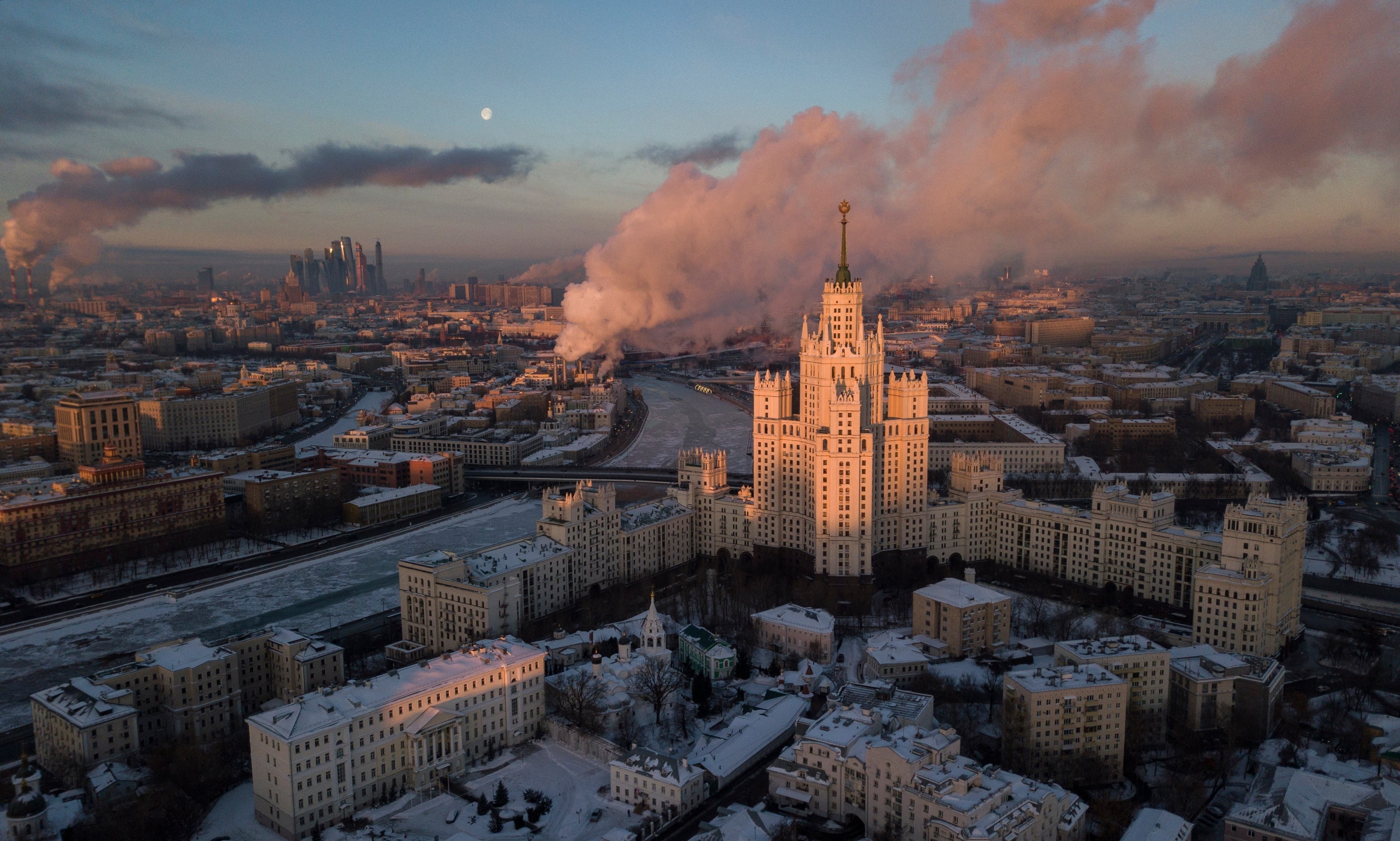 Mystery green light spotted over Moscow