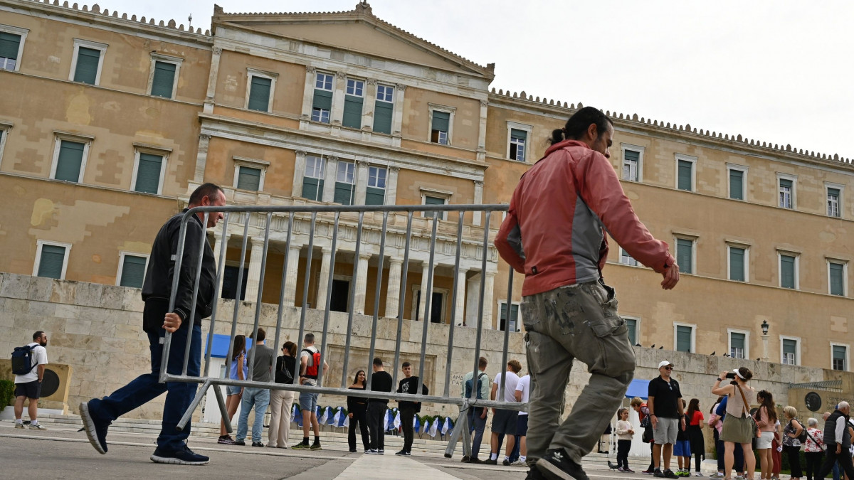 Στα ύψη η πολιτική κόντρα για τον Άγνωστο Στρατιώτη λίγο πριν από την ...