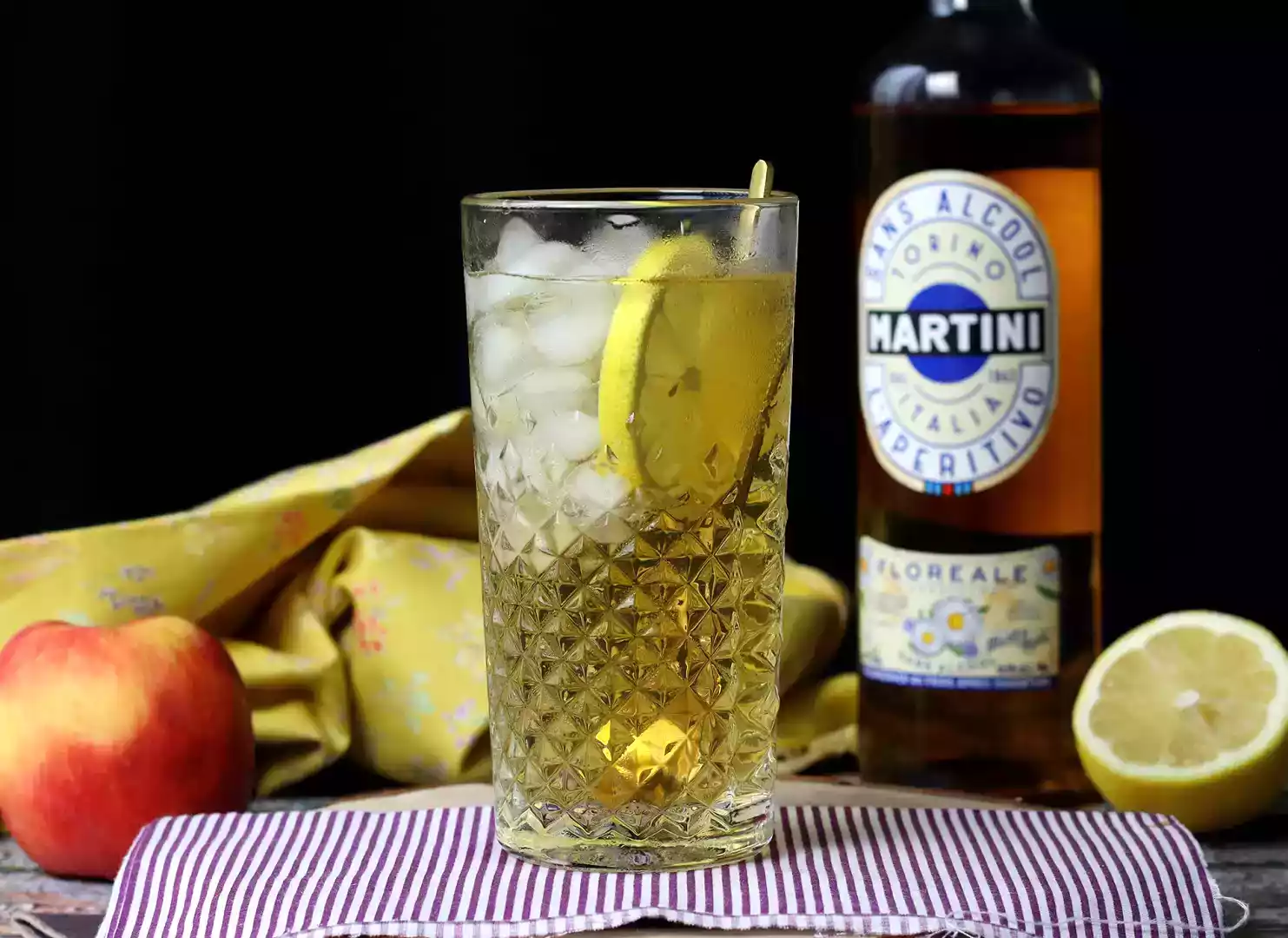 Martini spritz sin alcohol, un cóctel dulce y floral