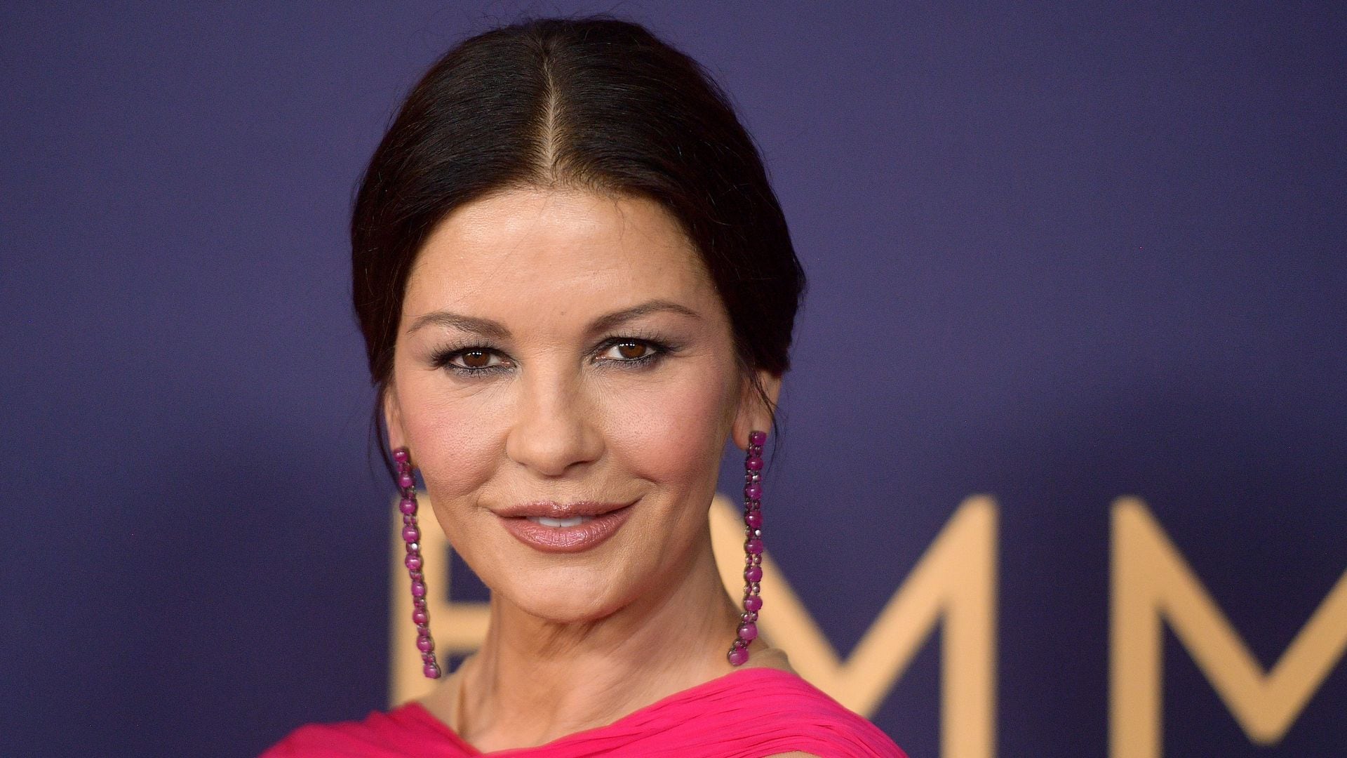 Catherine Zeta-Jones comparte una selfie 'accidental' en bata de baño y ...