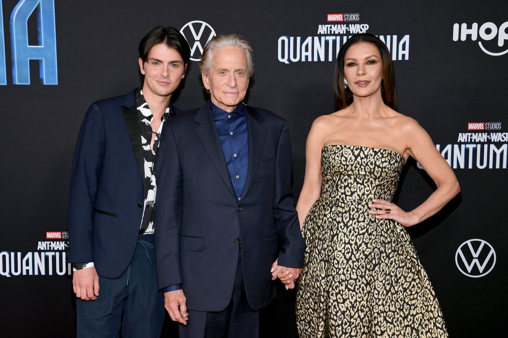 Catherine Zeta-Jones comparte una selfie 'accidental' en bata de baño y ...