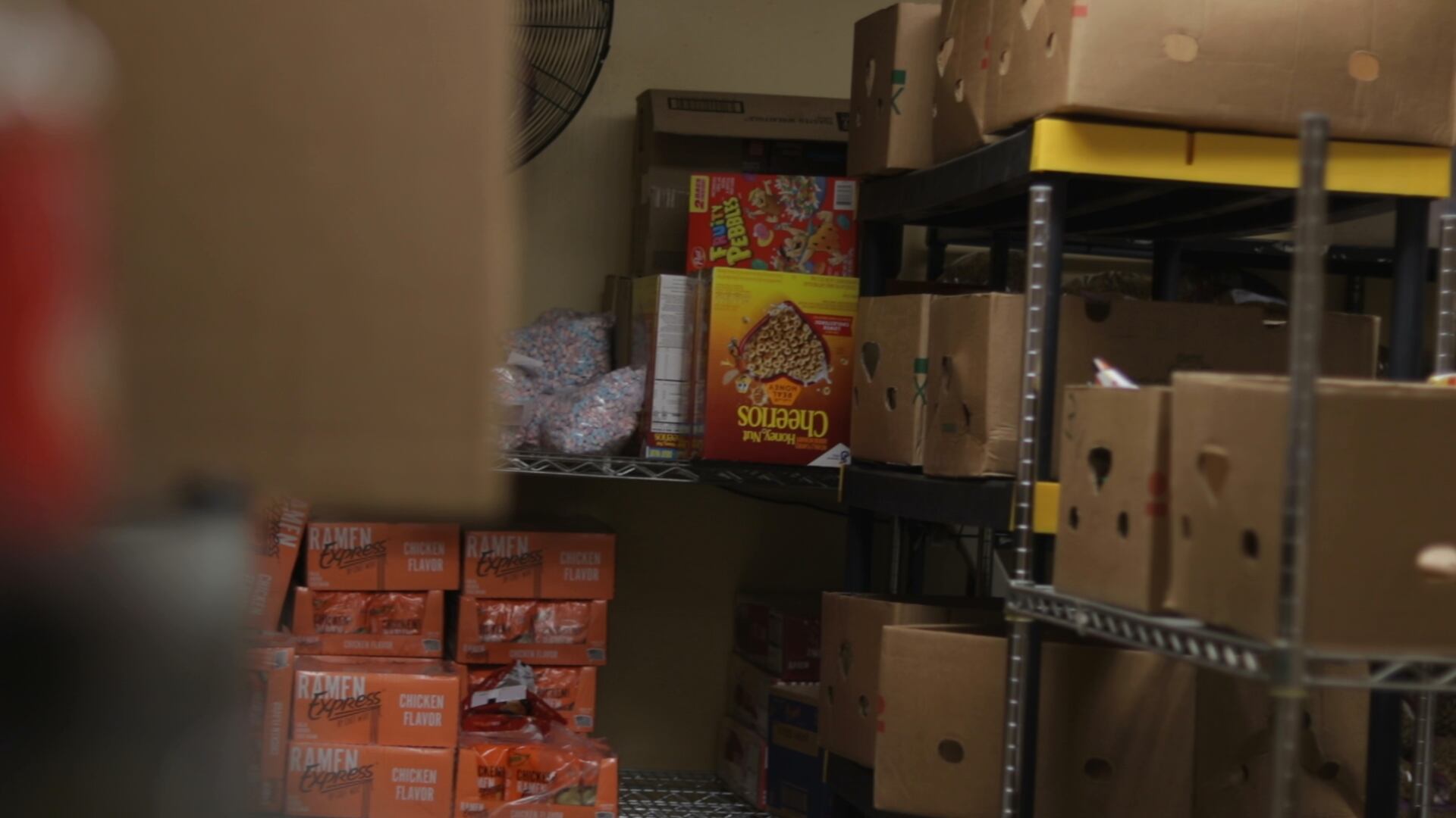 Shelves emptying at Missouri food banks as federal government shutdown ...