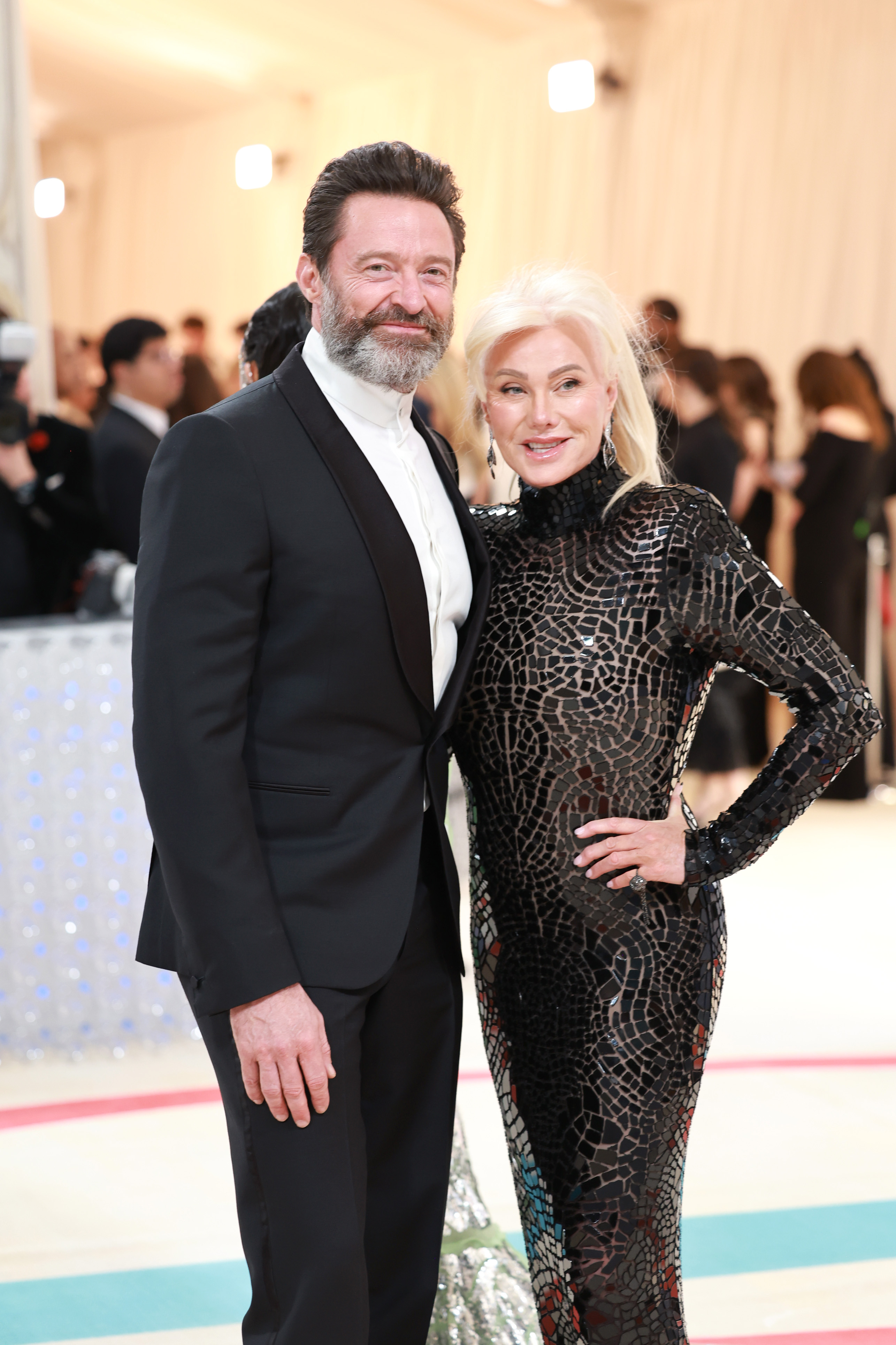 Hugh Jackman y Sutton Foster debutan como pareja en red carpet tras ser ...