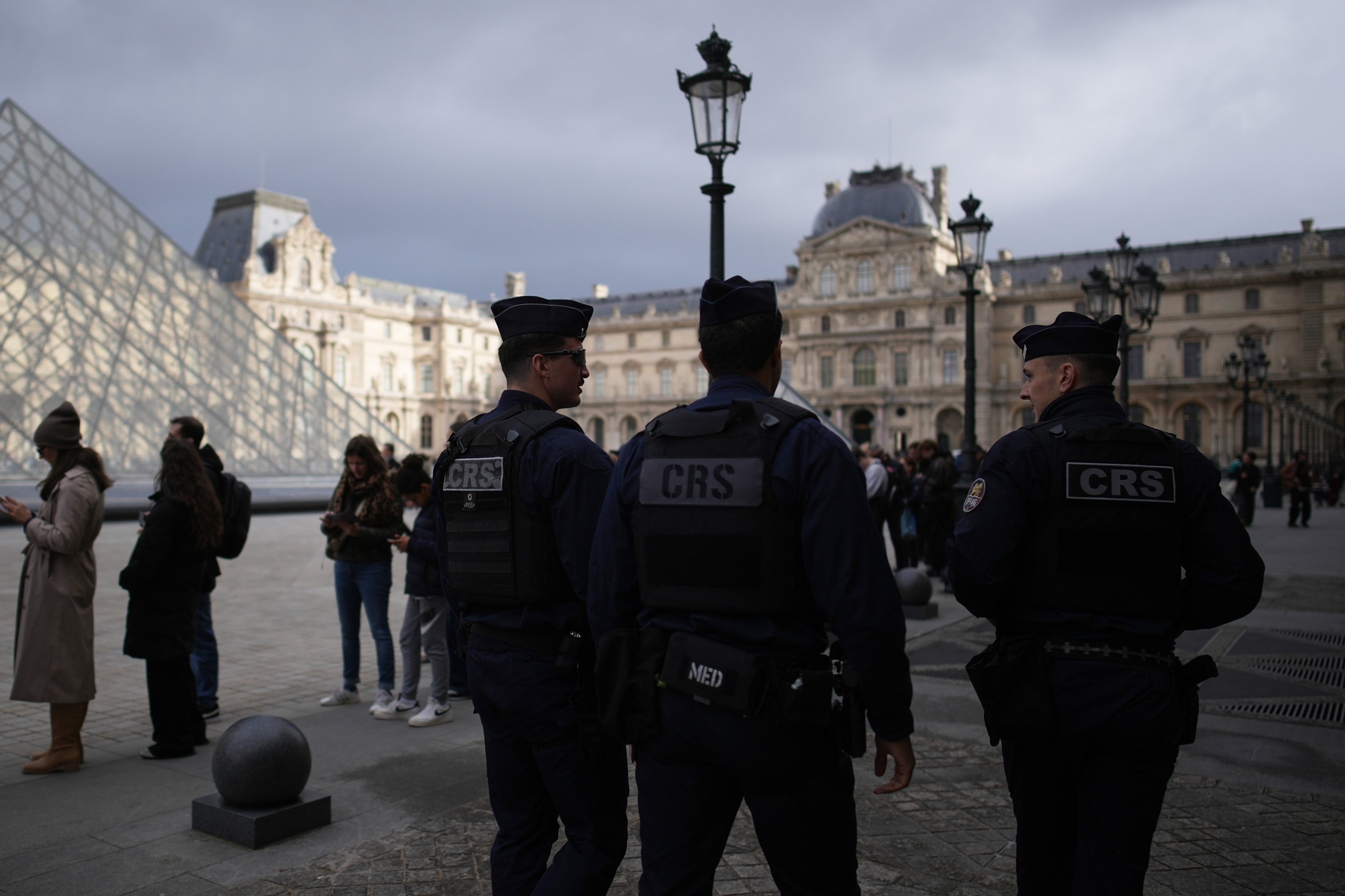 Paris prosecutor 'deeply regrets' arrests of Louvre jewel heist ...