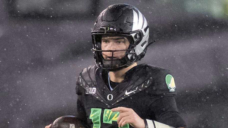 Oregon Ducks Flexing Quarterback Depth With New Rising Star