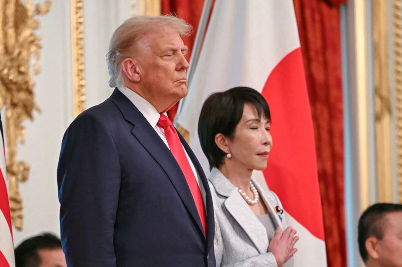 Donald Trump awkwardly guided around room in 'chaotic' meeting with ...