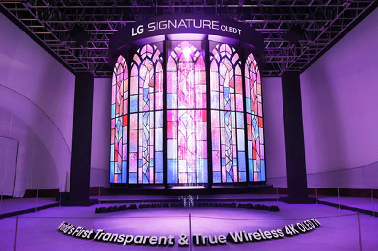 [APEC 2025] LG전자, 투명 올레드TV 샹들리에 공개