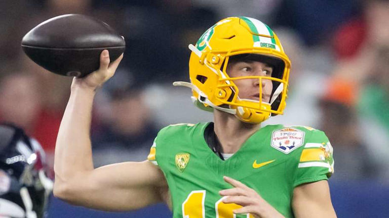 Oregon Ducks Flexing Quarterback Depth With New Rising Star