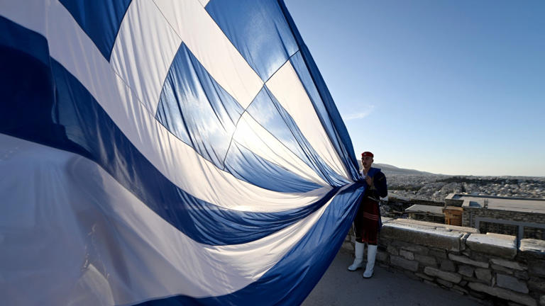 28η Οκτωβρίου: Ρίγη συγκίνησης στην έπαρση της σημαίας στον Ιερό Βράχο ...