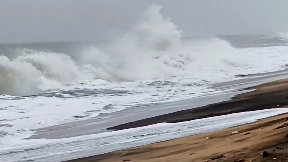 Cyclone Montha LIVE Tracker: Rough seas, strong winds along Andhra ...