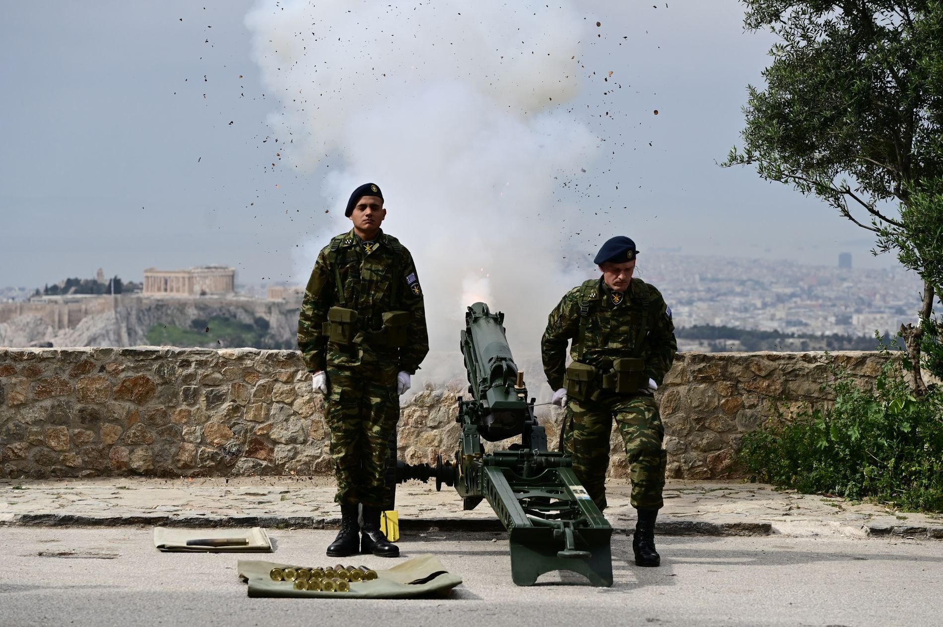 «Έπεσαν» οι 21 κανονιοβολισμοί από τον Λυκαβηττό για την επέτειο της ...