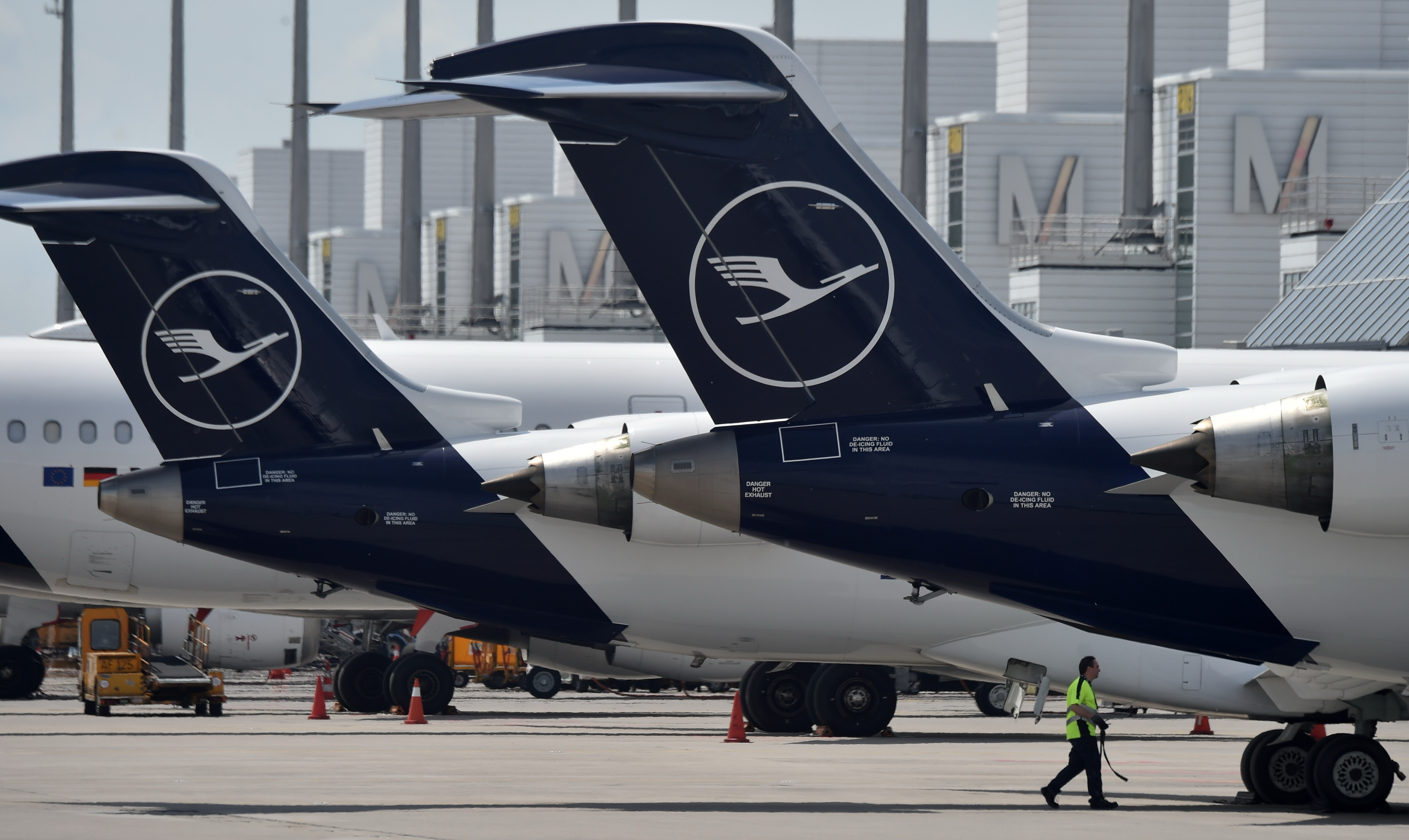 Man accused of stabbing two teens with metal fork during flight
