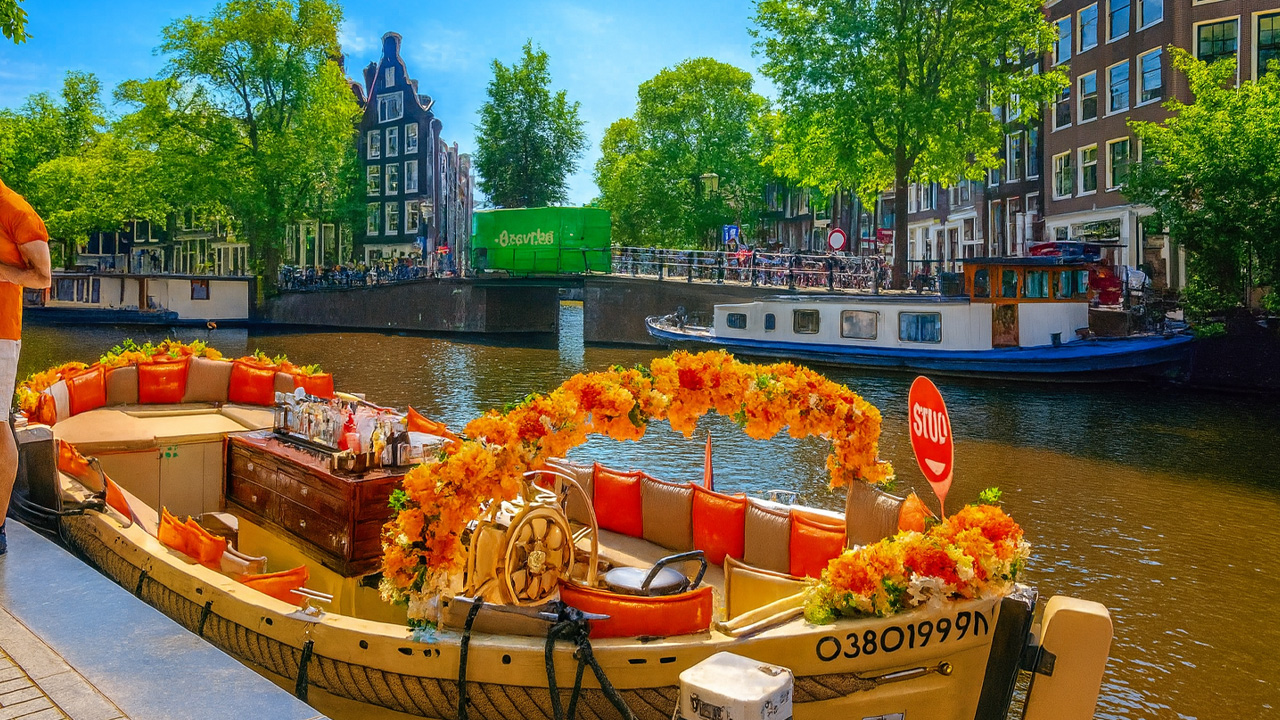 Amsterdam Walking Tour – Summer Streets and Canals Netherlands