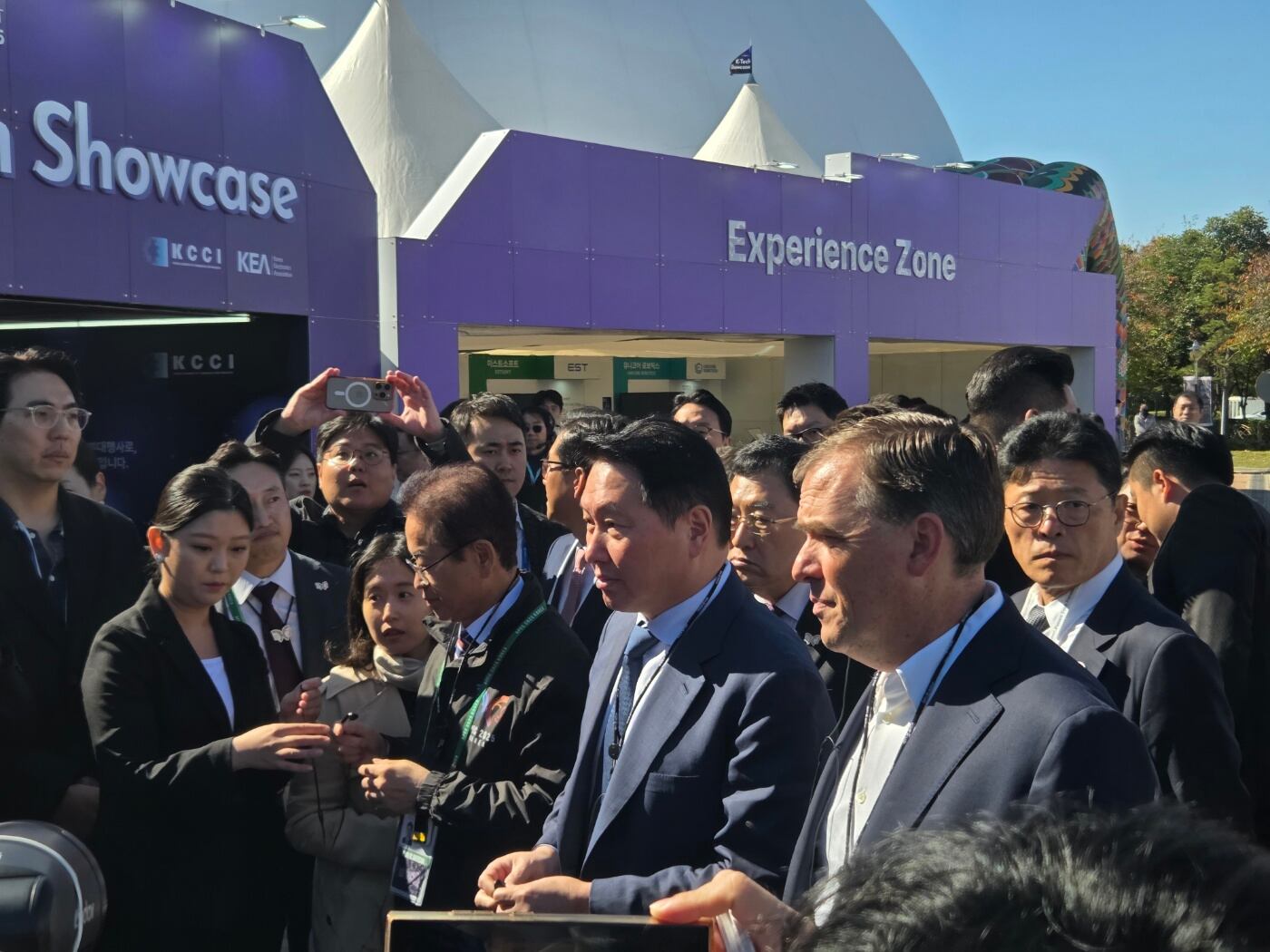 Chey Tae-won Inspects APEC K-Tech Showcase Technologies