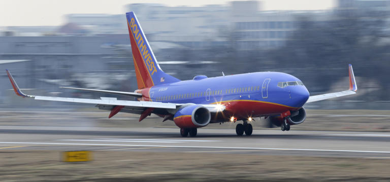 Vuelo de Southwest realiza aterrizaje de emergencia en Los Ángeles
