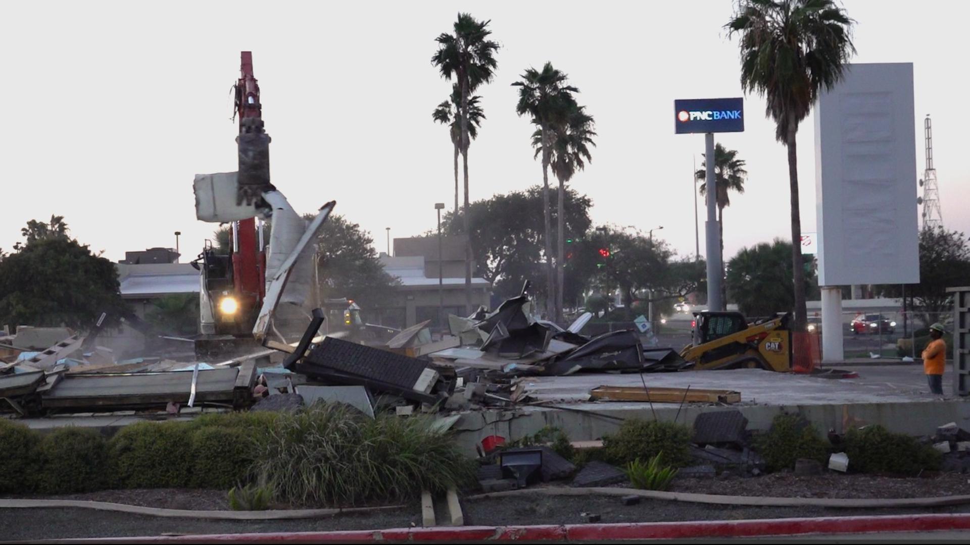 Crews tear down former TGI Friday’s to make way for Yard House in ...