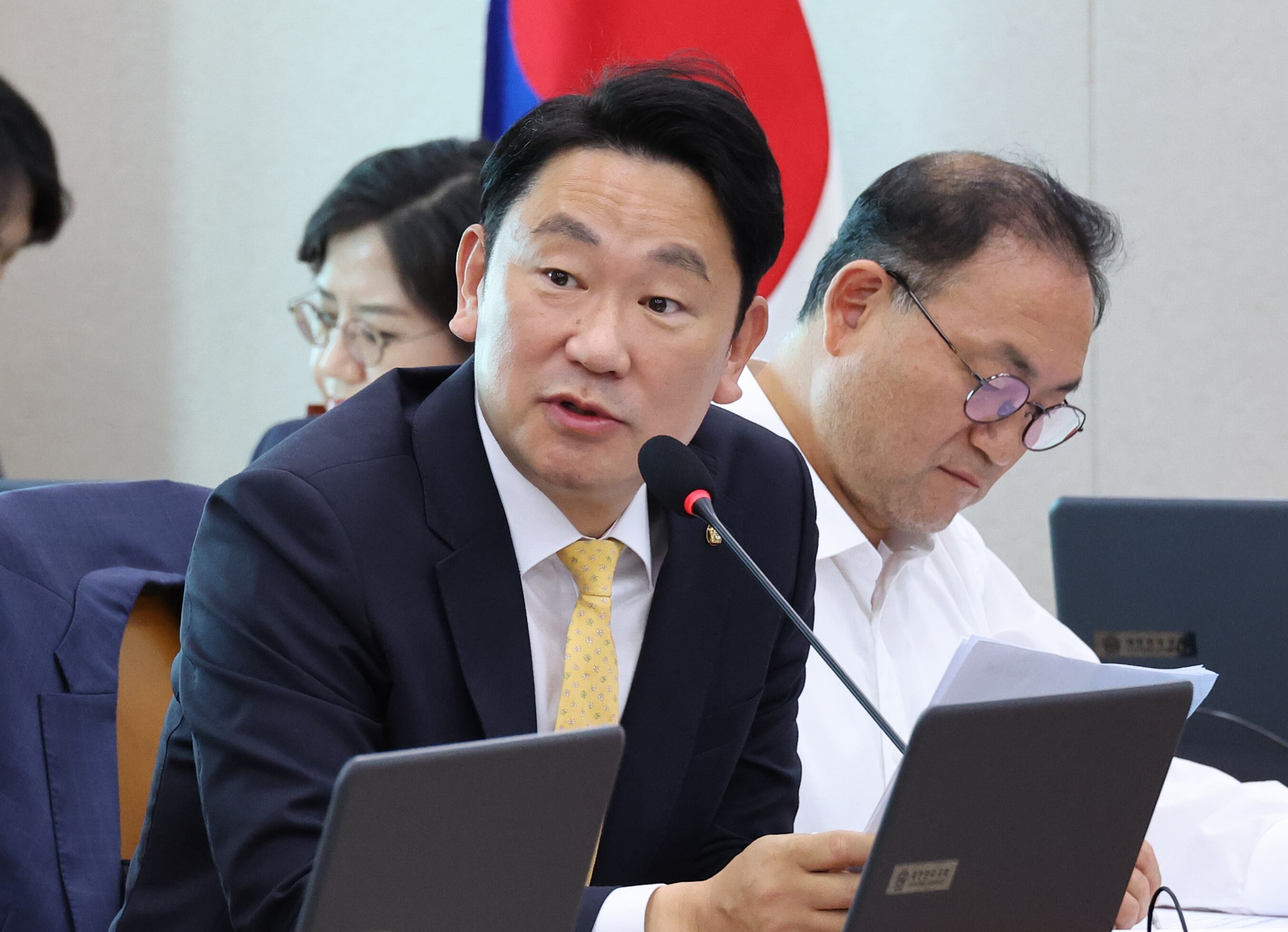 Kwak: Choi's 'Yut Seller' Mindset Not Roh Moo-hyun Spirit