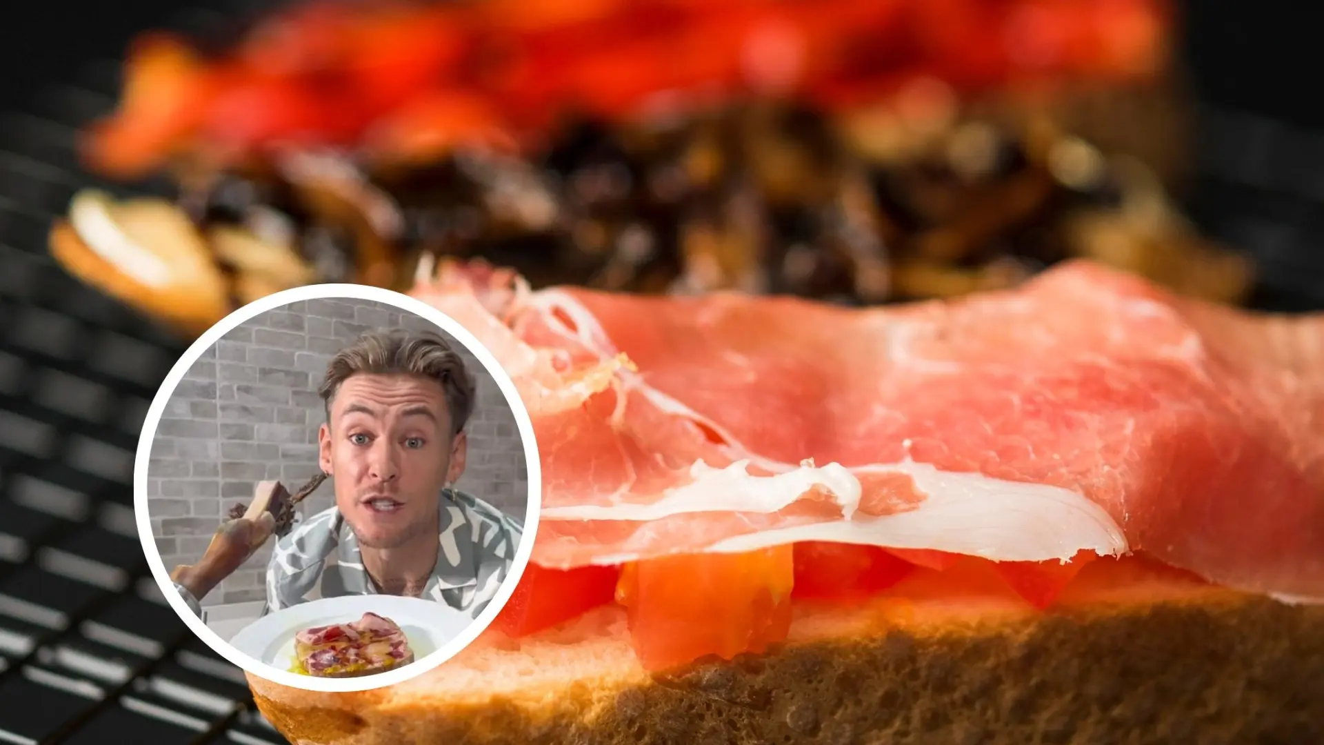 Un maestro jamonero, tajante, sobre el aceite en una tostada de jamón ...
